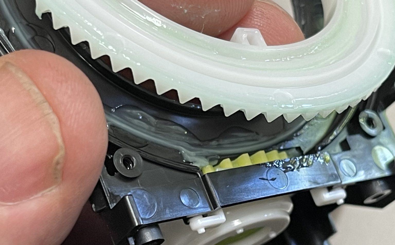 What's inside a steering angle sensor (SAS). Let's find out.